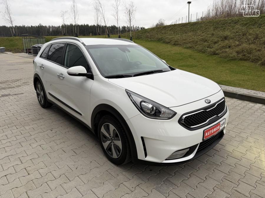 White Kia Niro 2019 in Vilnius, with an engine capacity of 1.60 L and mileage of 235 thousand km for 10850 €, photo 13 on AUTOMOTO.COM.LV