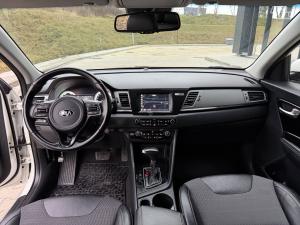 White Kia Niro 2019 in Vilnius, with an engine capacity of 1.60 L and mileage of 235 thousand km for 10850 €, photo 21 on AUTOMOTO.COM.LV