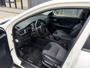 White Kia Niro 2019 in Vilnius, with an engine capacity of 1.60 L and mileage of 235 thousand km for 10850 €, photo 26 on AUTOMOTO.COM.LV