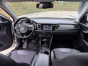 White Kia Niro 2019 in Vilnius, with an engine capacity of 1.60 L and mileage of 235 thousand km for 10850 €, photo 29 on AUTOMOTO.COM.LV
