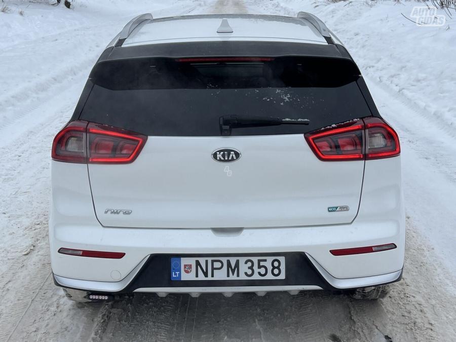 White Kia Niro 2019 in Vilnius, with an engine capacity of 1.60 L and mileage of 147 thousand km for 14000 €, photo 3 on AUTOMOTO.COM.LV