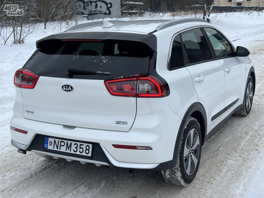 White Kia Niro 2019 in Vilnius, with an engine capacity of 1.60 L and mileage of 147 thousand km for 14000 €, photo 4 on AUTOMOTO.COM.LV