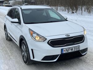 White Kia Niro 2019 in Vilnius, with an engine capacity of 1.60 L and mileage of 147 thousand km for 14000 €, photo 5 on AUTOMOTO.COM.LV