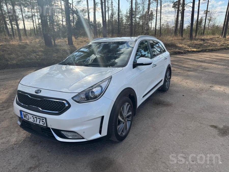 White Kia Niro 2019 in Riga, with an engine capacity of 1.60 L and mileage of 97 thousand km for 19000 €, photo 1 on AUTOMOTO.COM.LV