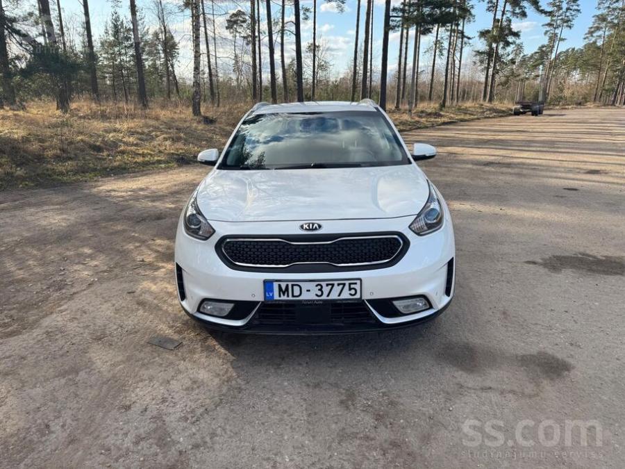 White Kia Niro 2019 in Riga, with an engine capacity of 1.60 L and mileage of 97 thousand km for 19000 €, photo 3 on AUTOMOTO.COM.LV