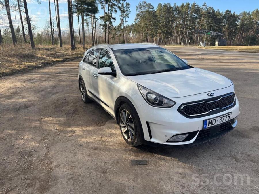 White Kia Niro 2019 in Riga, with an engine capacity of 1.60 L and mileage of 97 thousand km for 19000 €, photo 4 on AUTOMOTO.COM.LV