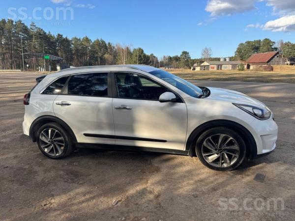 White Kia Niro 2019 in Riga, with an engine capacity of 1.60 L and mileage of 97 thousand km for 19000 €, photo 4 on AUTOMOTO.COM.LV