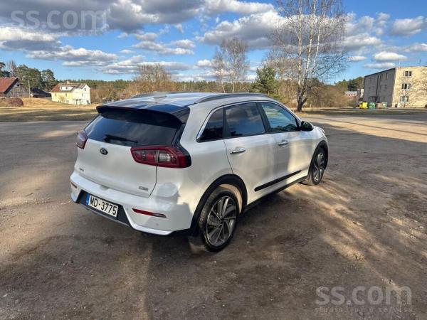 White Kia Niro 2019 in Riga, with an engine capacity of 1.60 L and mileage of 97 thousand km for 19000 €, photo 5 on AUTOMOTO.COM.LV
