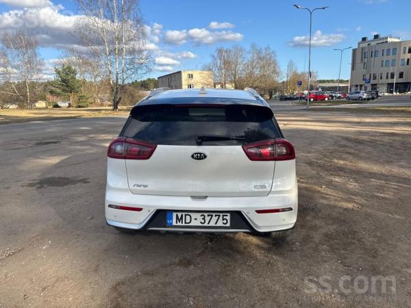 White Kia Niro 2019 in Riga, with an engine capacity of 1.60 L and mileage of 97 thousand km for 19000 €, photo 6 on AUTOMOTO.COM.LV