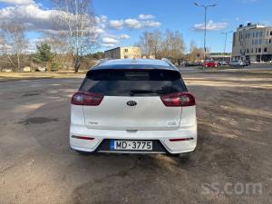 White Kia Niro 2019 in Riga, with an engine capacity of 1.60 L and mileage of 97 thousand km for 19000 €, photo 7 on AUTOMOTO.COM.LV