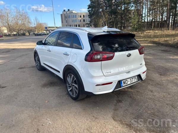 White Kia Niro 2019 in Riga, with an engine capacity of 1.60 L and mileage of 97 thousand km for 19000 €, photo 7 on AUTOMOTO.COM.LV
