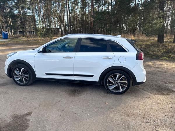 White Kia Niro 2019 in Riga, with an engine capacity of 1.60 L and mileage of 97 thousand km for 19000 €, photo 8 on AUTOMOTO.COM.LV