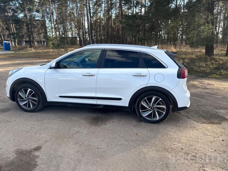 White Kia Niro 2019 in Riga, with an engine capacity of 1.60 L and mileage of 97 thousand km for 19000 €, photo 9 on AUTOMOTO.COM.LV