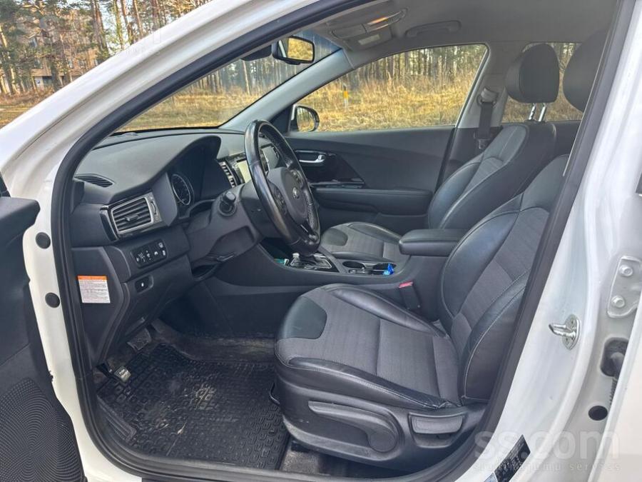 White Kia Niro 2019 in Riga, with an engine capacity of 1.60 L and mileage of 97 thousand km for 19000 €, photo 16 on AUTOMOTO.COM.LV