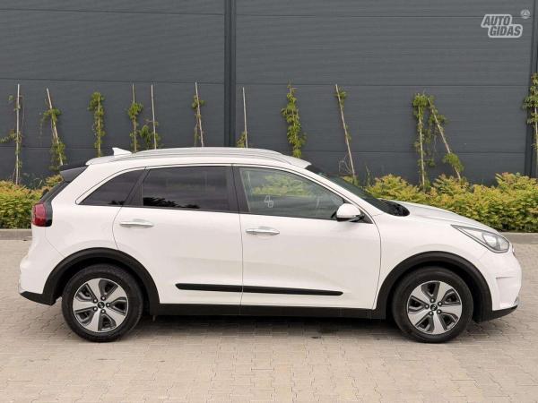 White Kia Niro 2019 in Vilnius, with an engine capacity of 1.60 L and mileage of 255 thousand km for 10350 €, photo 4 on AUTOMOTO.COM.LV