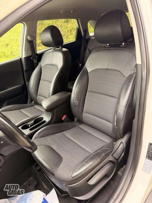 White Kia Niro 2019 in Vilnius, with an engine capacity of 1.60 L and mileage of 255 thousand km for 10350 €, photo 10 on AUTOMOTO.COM.LV