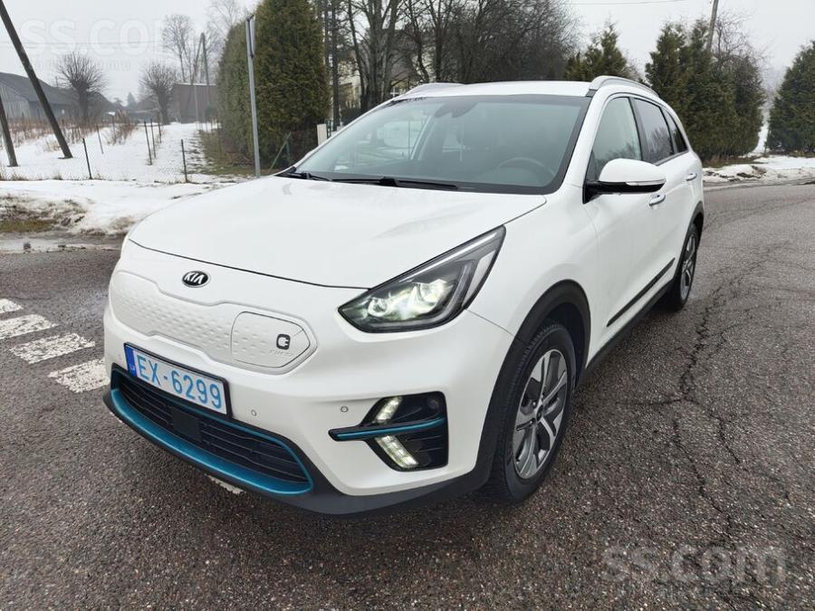 White Kia Niro 2019 in Riga, with an engine capacity of 0.00 L and mileage of 152 thousand km for 16093 €, photo 1 on AUTOMOTO.COM.LV