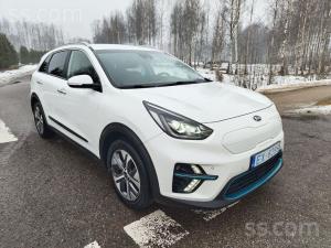 White Kia Niro 2019 in Riga, with an engine capacity of 0.00 L and mileage of 152 thousand km for 16093 €, photo 3 on AUTOMOTO.COM.LV