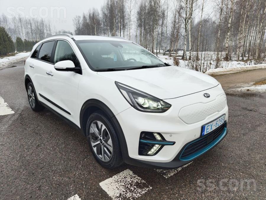 White Kia Niro 2019 in Riga, with an engine capacity of 0.00 L and mileage of 152 thousand km for 16093 €, photo 3 on AUTOMOTO.COM.LV