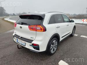 White Kia Niro 2019 in Riga, with an engine capacity of 0.00 L and mileage of 152 thousand km for 16093 €, photo 4 on AUTOMOTO.COM.LV