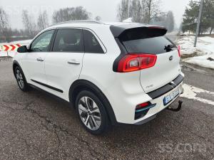 White Kia Niro 2019 in Riga, with an engine capacity of 0.00 L and mileage of 152 thousand km for 16093 €, photo 5 on AUTOMOTO.COM.LV
