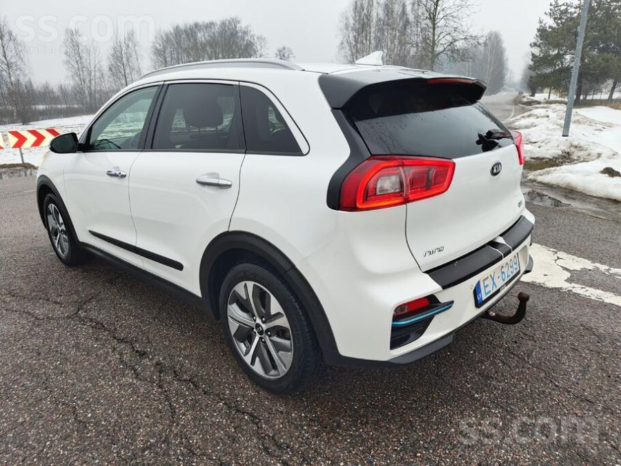 White Kia Niro 2019 in Riga, with an engine capacity of 0.00 L and mileage of 152 thousand km for 16093 €, photo 5 on AUTOMOTO.COM.LV