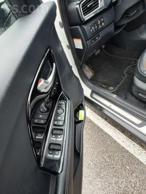 White Kia Niro 2019 in Riga, with an engine capacity of 0.00 L and mileage of 152 thousand km for 16093 €, photo 6 on AUTOMOTO.COM.LV