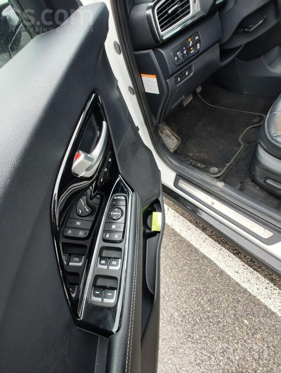 White Kia Niro 2019 in Riga, with an engine capacity of 0.00 L and mileage of 152 thousand km for 16093 €, photo 6 on AUTOMOTO.COM.LV