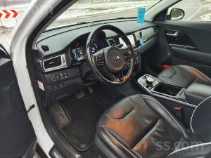 White Kia Niro 2019 in Riga, with an engine capacity of 0.00 L and mileage of 152 thousand km for 16093 €, photo 7 on AUTOMOTO.COM.LV