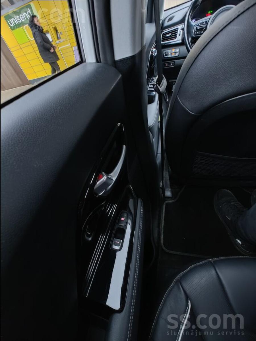 White Kia Niro 2019 in Riga, with an engine capacity of 0.00 L and mileage of 152 thousand km for 16093 €, photo 9 on AUTOMOTO.COM.LV