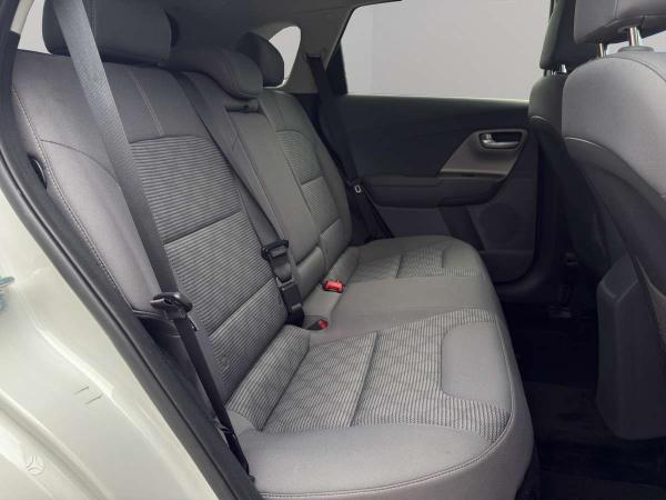 White Kia Niro 2019 in Kaunas, with an engine capacity of 1.60 L and mileage of 148 thousand km for 13999 €, photo 9 on AUTOMOTO.COM.LV