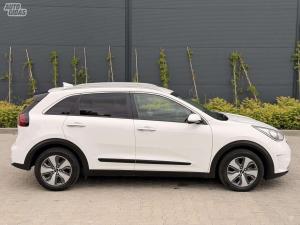 White Kia Niro 2019 in Vilnius, with an engine capacity of 1.60 L and mileage of 255 thousand km for 9250 €, photo 5 on AUTOMOTO.COM.LV
