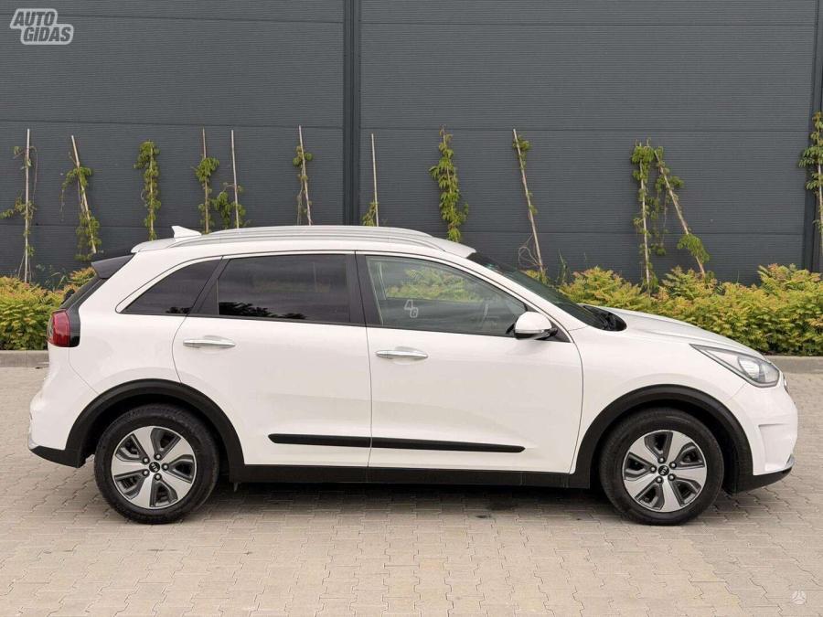 White Kia Niro 2019 in Vilnius, with an engine capacity of 1.60 L and mileage of 255 thousand km for 9250 €, photo 5 on AUTOMOTO.COM.LV