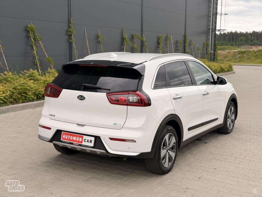 White Kia Niro 2019 in Vilnius, with an engine capacity of 1.60 L and mileage of 255 thousand km for 9250 €, photo 6 on AUTOMOTO.COM.LV