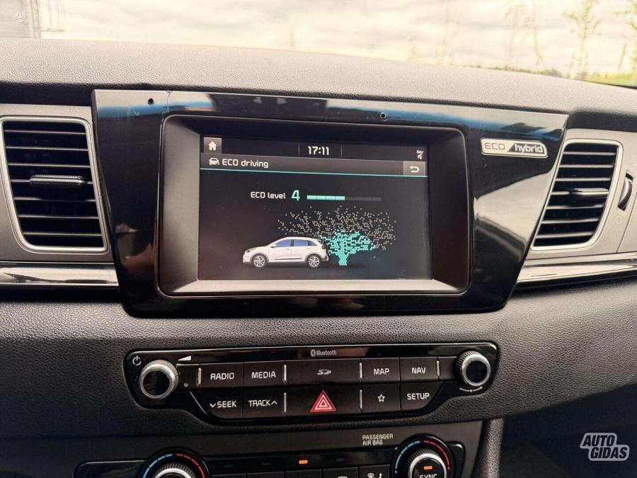 White Kia Niro 2019 in Vilnius, with an engine capacity of 1.60 L and mileage of 255 thousand km for 9250 €, photo 23 on AUTOMOTO.COM.LV