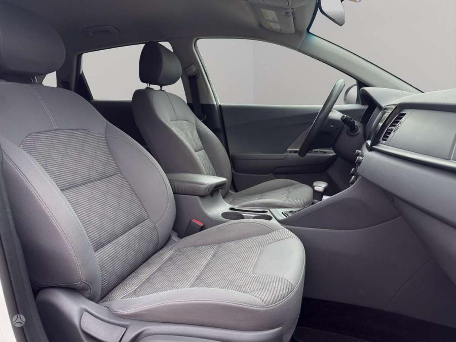 White Kia Niro 2019 in Kaunas, with an engine capacity of 1.60 L and mileage of 148 thousand km for 13999 €, photo 9 on AUTOMOTO.COM.LV