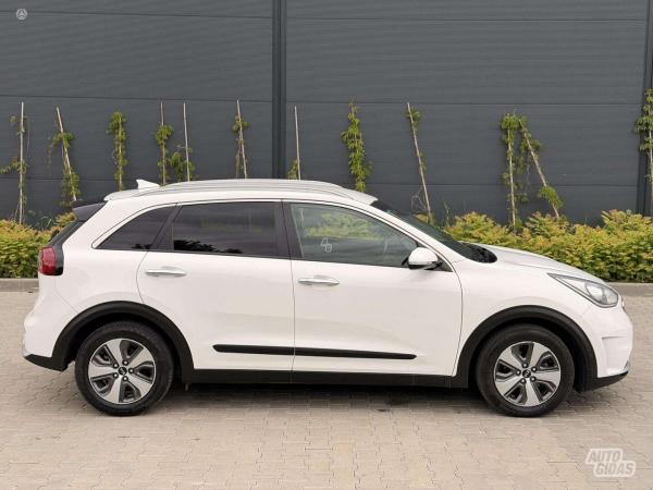 White Kia Niro 2019 in Vilnius, with an engine capacity of 1.60 L and mileage of 255 thousand km for 9250 €, photo 4 on AUTOMOTO.COM.LV