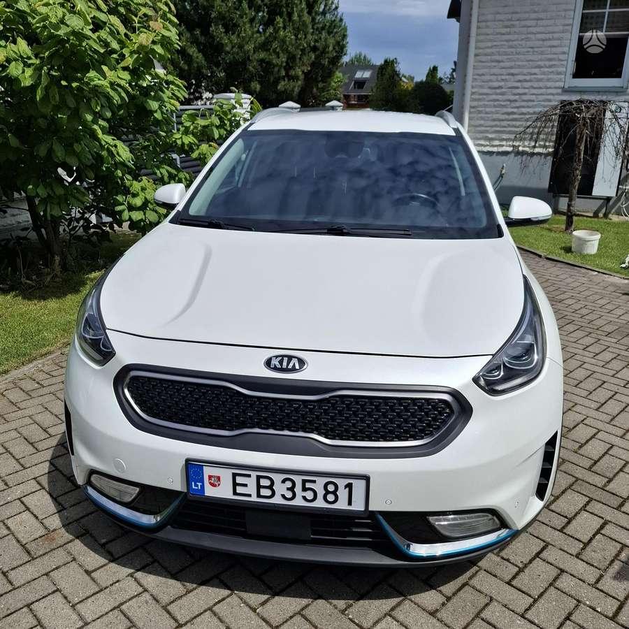 White Kia Niro 2019 in Vilnius, with an engine capacity of 1.60 L and mileage of 67 thousand km for 15800 €, photo 1 on AUTOMOTO.COM.LV