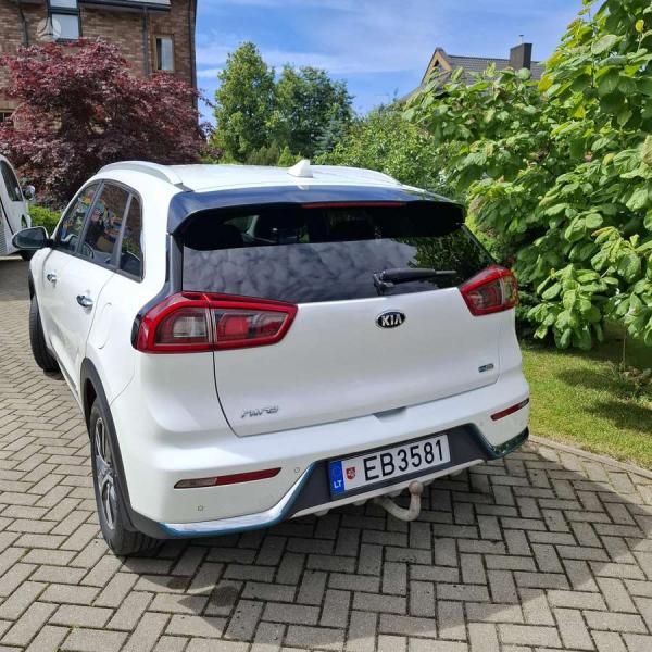 White Kia Niro 2019 in Vilnius, with an engine capacity of 1.60 L and mileage of 67 thousand km for 15800 €, photo 2 on AUTOMOTO.COM.LV