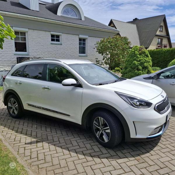 White Kia Niro 2019 in Vilnius, with an engine capacity of 1.60 L and mileage of 67 thousand km for 15800 €, photo 3 on AUTOMOTO.COM.LV