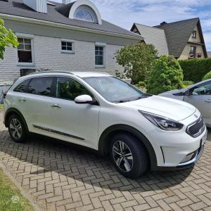 White Kia Niro 2019 in Vilnius, with an engine capacity of 1.60 L and mileage of 67 thousand km for 15800 €, photo 4 on AUTOMOTO.COM.LV