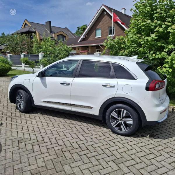 White Kia Niro 2019 in Vilnius, with an engine capacity of 1.60 L and mileage of 67 thousand km for 15800 €, photo 4 on AUTOMOTO.COM.LV