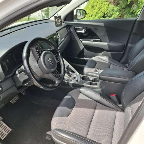 White Kia Niro 2019 in Vilnius, with an engine capacity of 1.60 L and mileage of 67 thousand km for 15800 €, photo 7 on AUTOMOTO.COM.LV