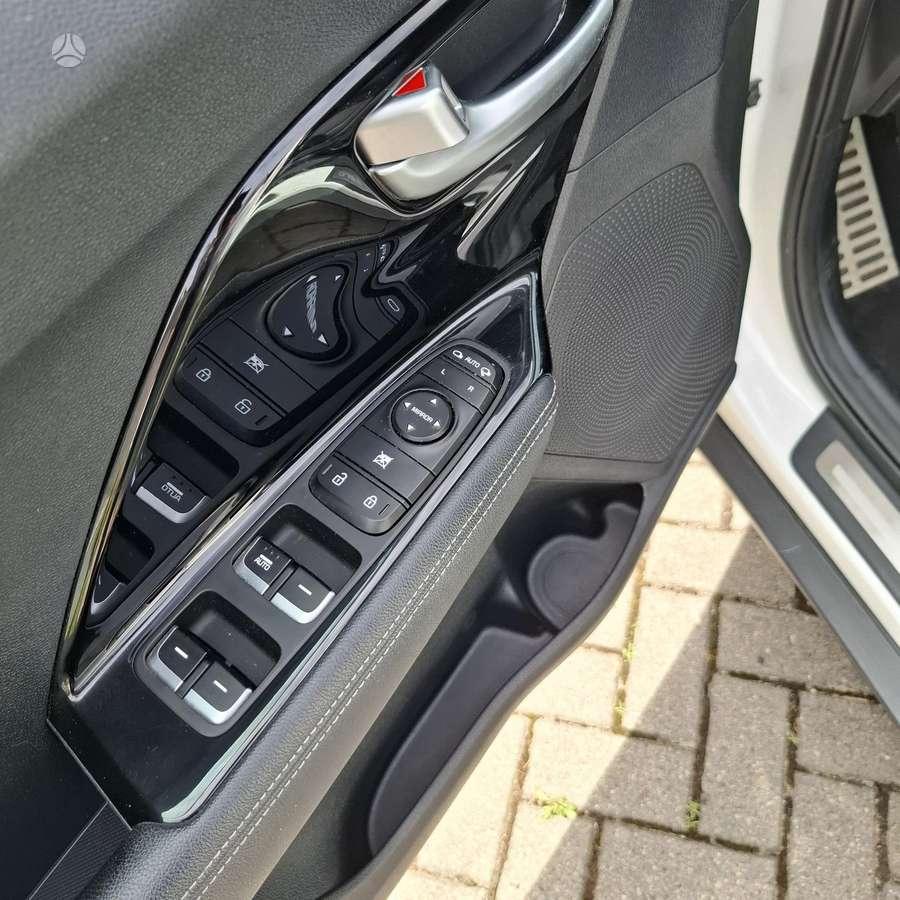 White Kia Niro 2019 in Vilnius, with an engine capacity of 1.60 L and mileage of 67 thousand km for 15800 €, photo 9 on AUTOMOTO.COM.LV