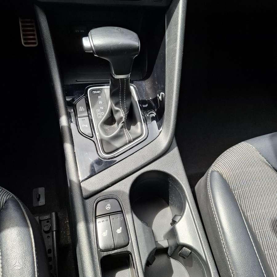 White Kia Niro 2019 in Vilnius, with an engine capacity of 1.60 L and mileage of 67 thousand km for 15800 €, photo 12 on AUTOMOTO.COM.LV