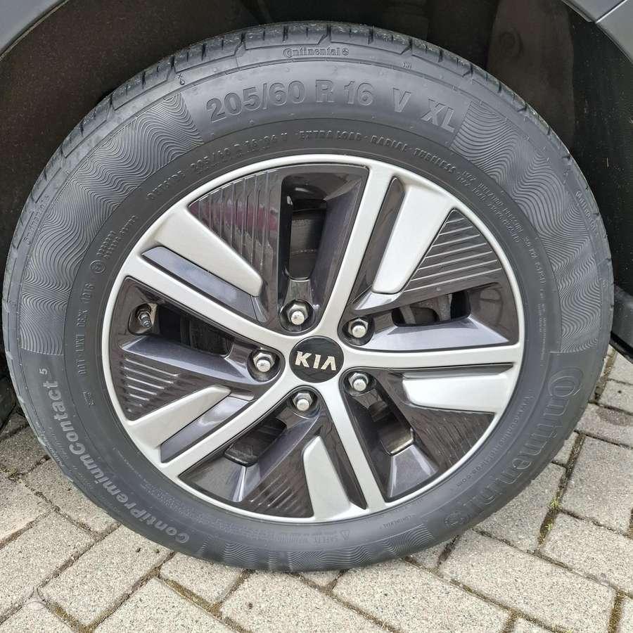 White Kia Niro 2019 in Vilnius, with an engine capacity of 1.60 L and mileage of 67 thousand km for 15800 €, photo 17 on AUTOMOTO.COM.LV