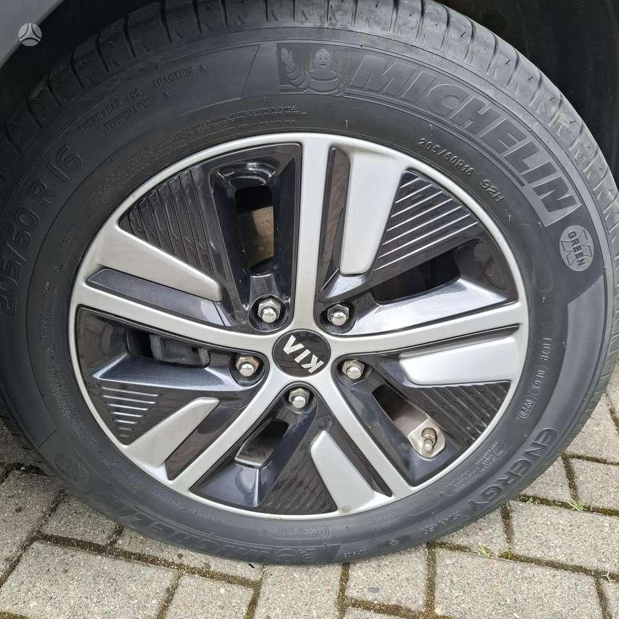 White Kia Niro 2019 in Vilnius, with an engine capacity of 1.60 L and mileage of 67 thousand km for 15800 €, photo 18 on AUTOMOTO.COM.LV