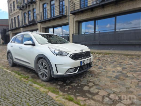 White Kia Niro 2019 in Riga, with an engine capacity of 1.60 L and mileage of 100 thousand km for 14950 €, photo 3 on AUTOMOTO.COM.LV