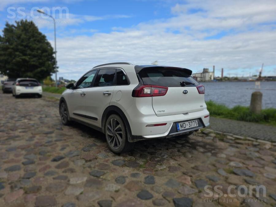 White Kia Niro 2019 in Riga, with an engine capacity of 1.60 L and mileage of 100 thousand km for 14950 €, photo 4 on AUTOMOTO.COM.LV