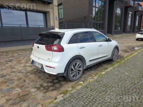White Kia Niro 2019 in Riga, with an engine capacity of 1.60 L and mileage of 100 thousand km for 14950 €, photo 5 on AUTOMOTO.COM.LV